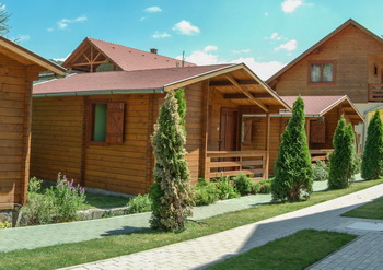 Pensiunea si Casutele Csatari se afla in apropierea salinei din Praid ...