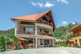 Pensiunea si Casutele Csatari se afla in apropierea salinei din Praid ...