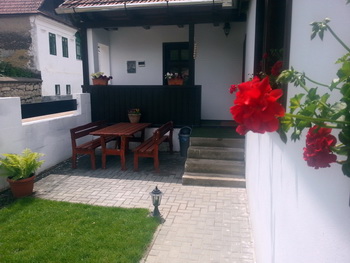 II. Casa Zsombor si casa vecina: